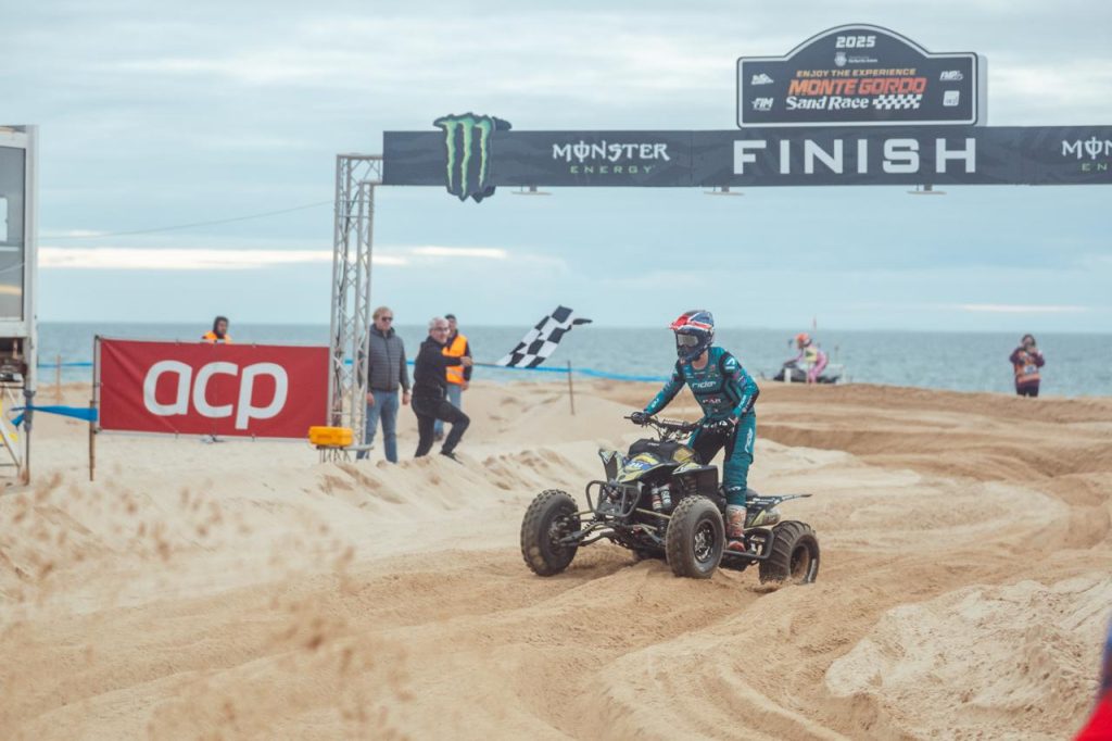 Kellett, Verstappen and Walker in control on the sands